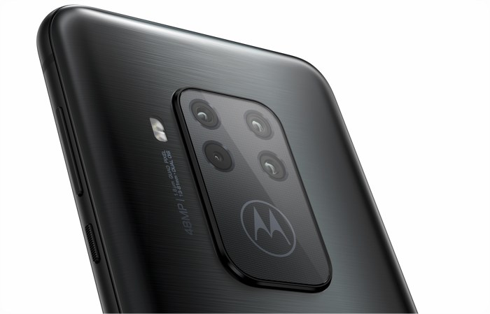 Hands-On Review: Motorola One Zoom – {Tech} for Travel